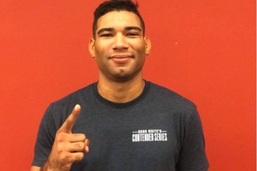 Herbert Burns encara Billy Quarantillo em evento do UFC no dia 17 de ...