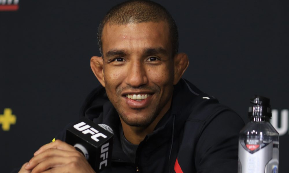Duelo brasileiro no UFC! Raoni Barcelos e Raphael Assunção medem forças ...