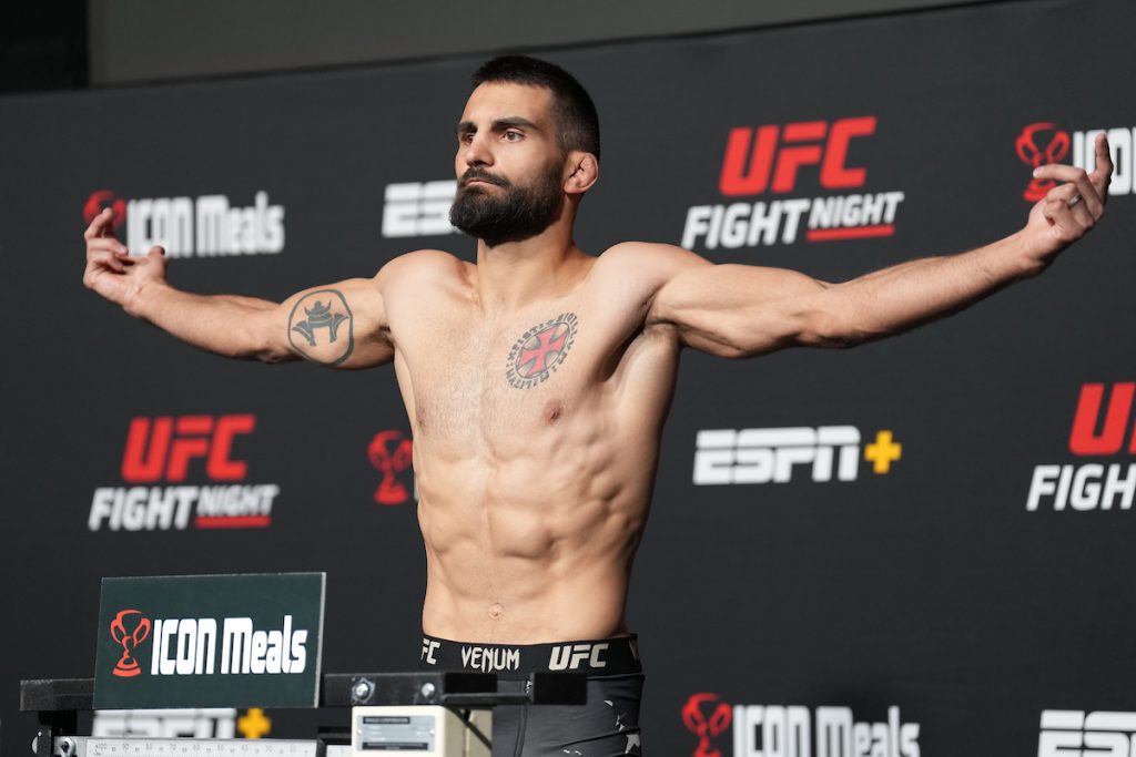 Francês derrota estreante brasileiro e faz a festa da torcida no UFC ...