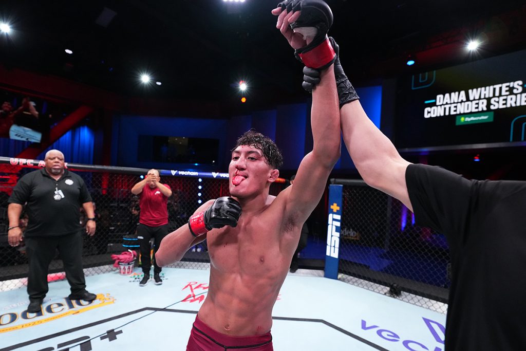 Lutador mexicano dá show no Contender Series e garante contrato aos 17 ...