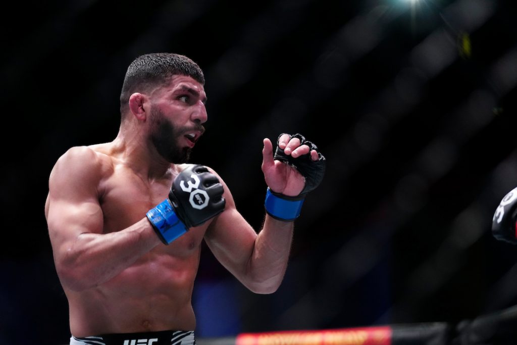 Amir Albazi alcança o top 3 dos moscas ao vencer luta principal do UFC ...