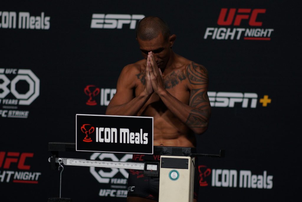 Raoni Barcelos vence a balança mesmo após luta no UFC ser cancelada ...