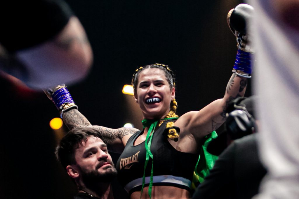 Jully Poca vence 6ar6ie6 e mantém cinturão do Misfits Boxing - Ag ...