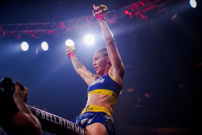 Cris Cyborg supera Larissa Pacheco e conquista título inédito na PFL ...