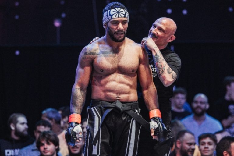 Capoeira, vitória e noivado! Brasileiro brilha no Karate Combat 51 - Ag ...