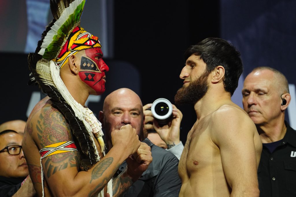 Com novo cocar, Poatan rouba a cena na pesagem cerimonial do UFC - Ag ...