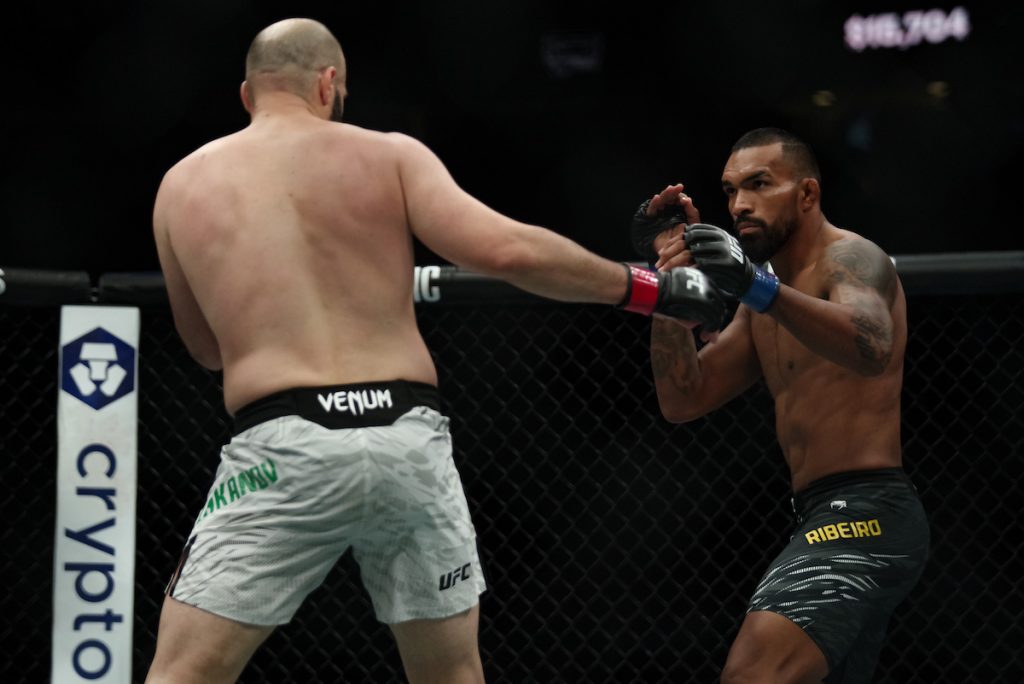 Brendson Ribeiro sente a mão de Murzakanov e é nocauteado - Ag. Fight ...