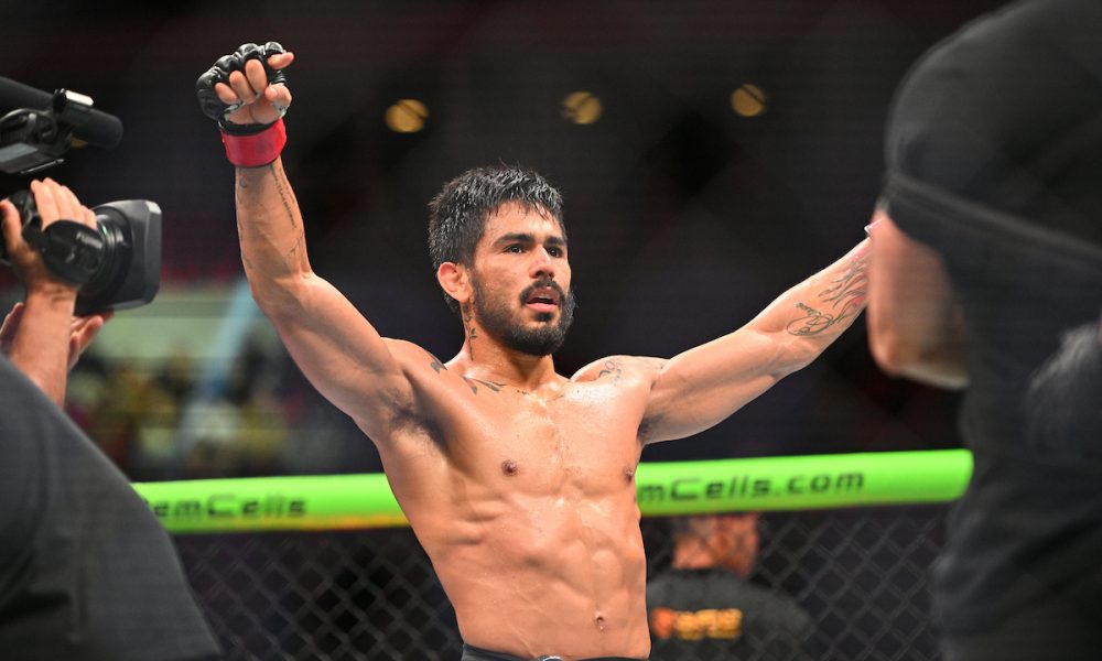 Lutador brasileiro faz tatuagem para comemorar vitória no UFC Rio - Ag ...